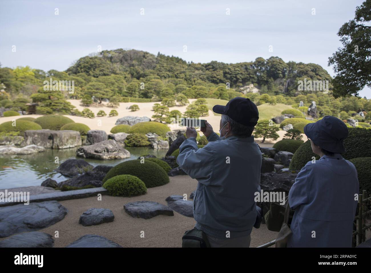 (190421) -- YASUGI, April 21, 2019 (Xinhua) -- People enjoy the scenery ...
