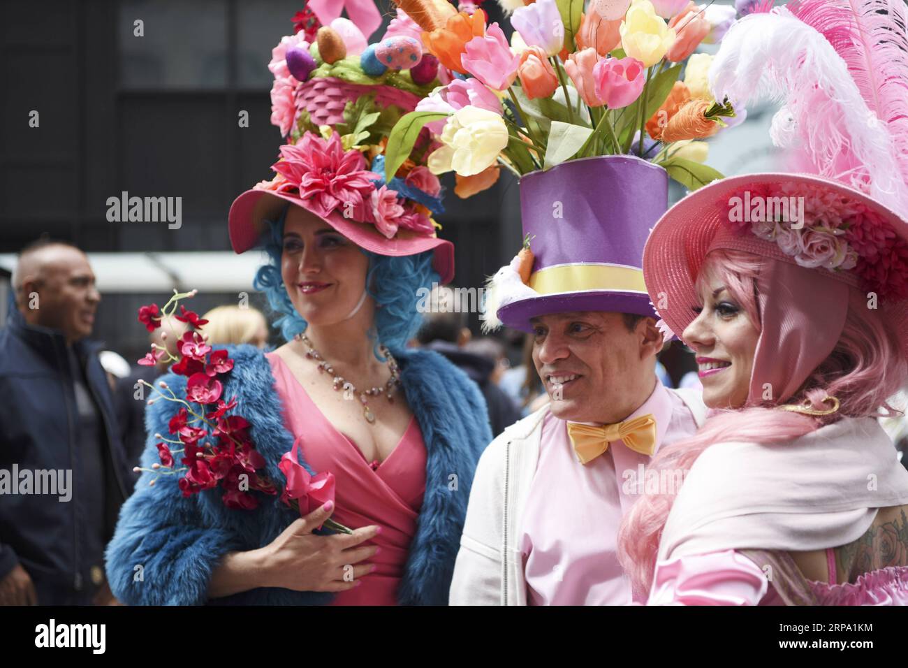 (190422) -- BEIJING, April 22, 2019 -- Revelers with creative costumes ...