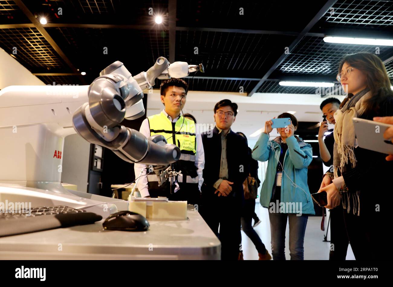 Abb robot hi-res stock photography and images - Alamy