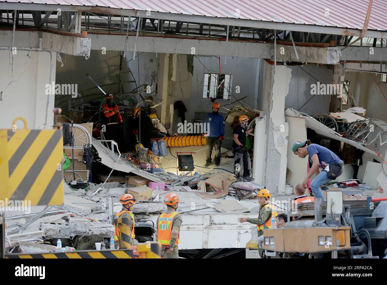 (190423) -- PAMPANGA PROVINCE, April 23, 2019 -- Rescuers search for ...