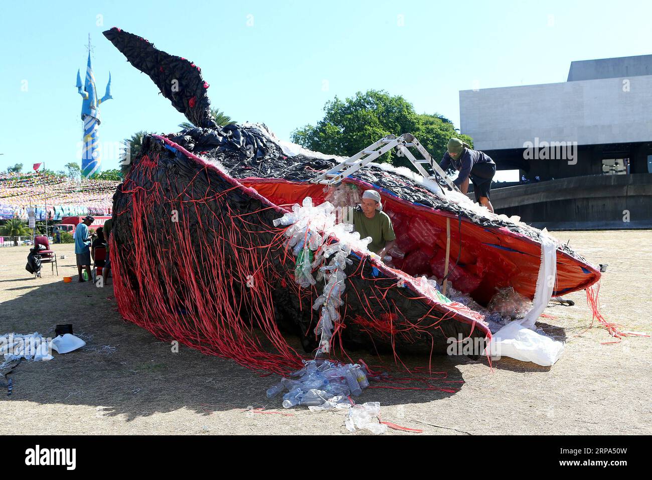 Philippinen, Kunstinstallation zeigt Plastik-Wal am Strand von Pasay ...