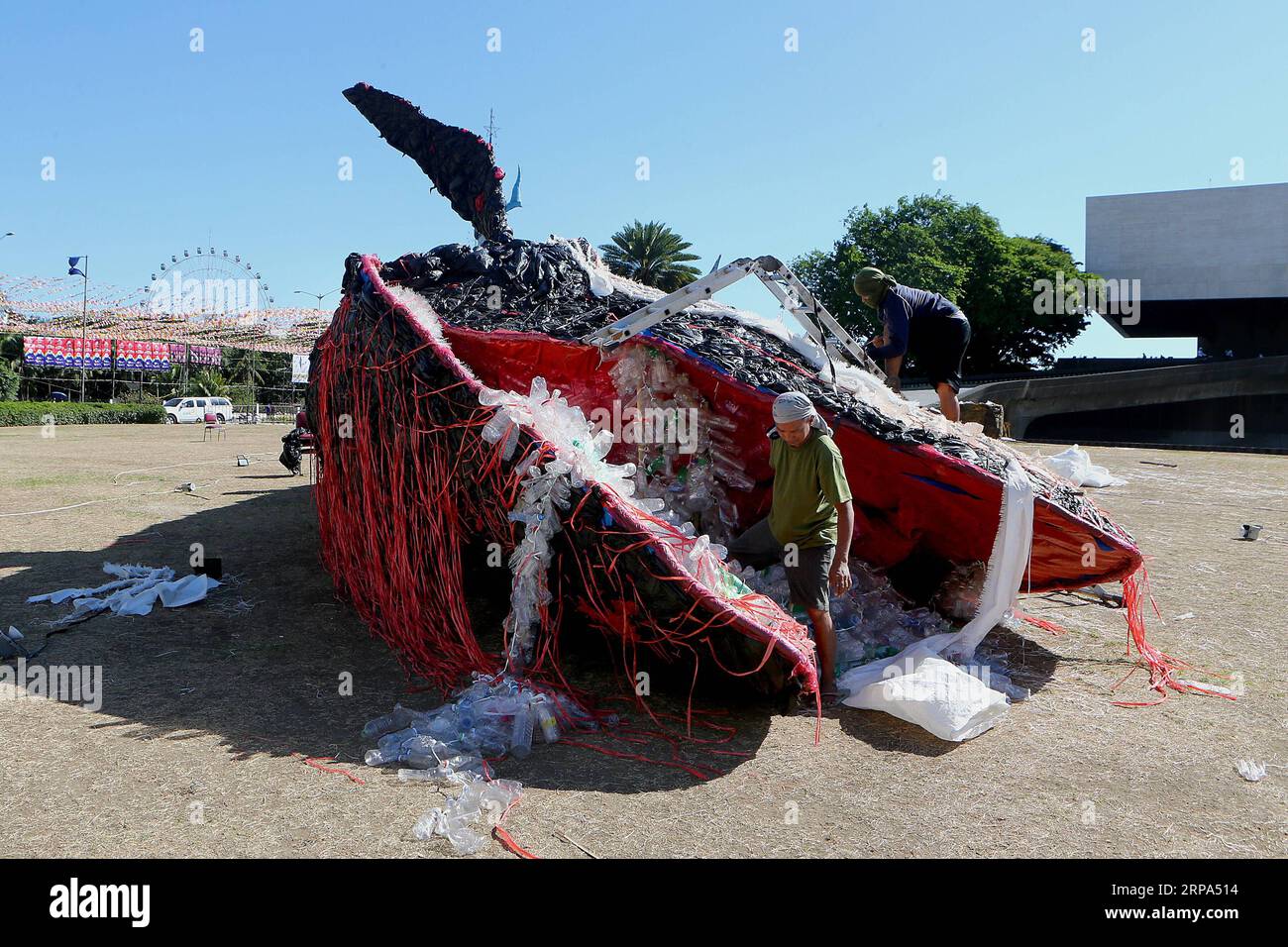 Philippinen, Kunstinstallation zeigt Plastik-Wal am Strand von Pasay ...