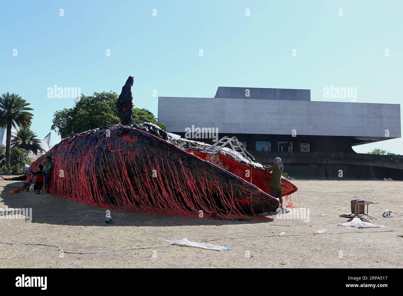 (190425) -- PASAY CITY, April 25, 2019 -- Workers prepare a whale ...
