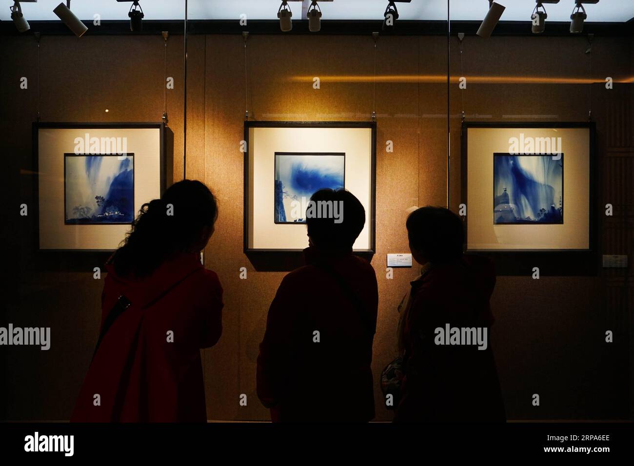 (190427) -- BEIJING, April 27, 2019 (Xinhua) -- Visitors view porcelain ...