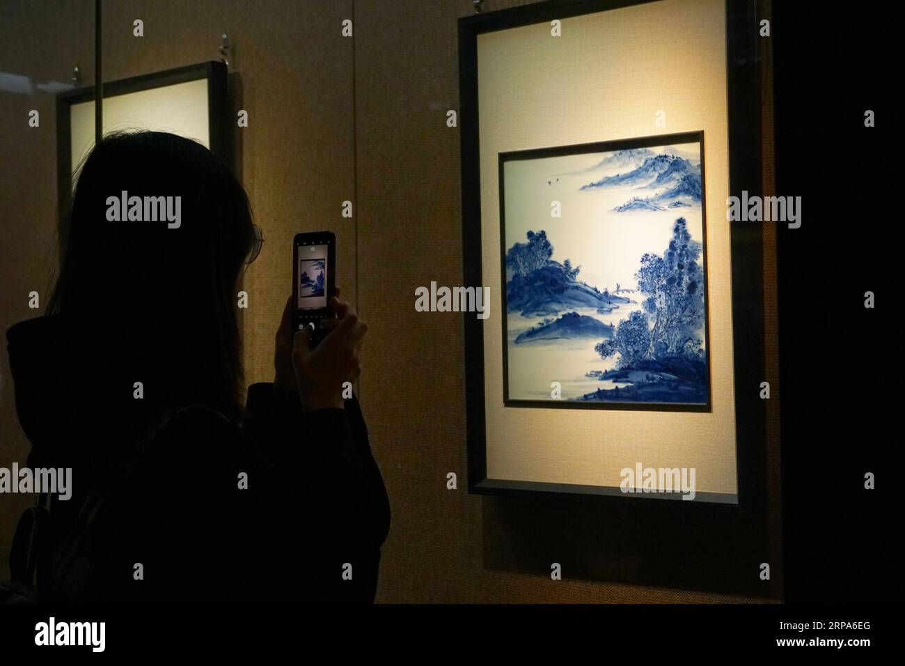 (190427) -- BEIJING, April 27, 2019 (Xinhua) -- A visitor takes a ...