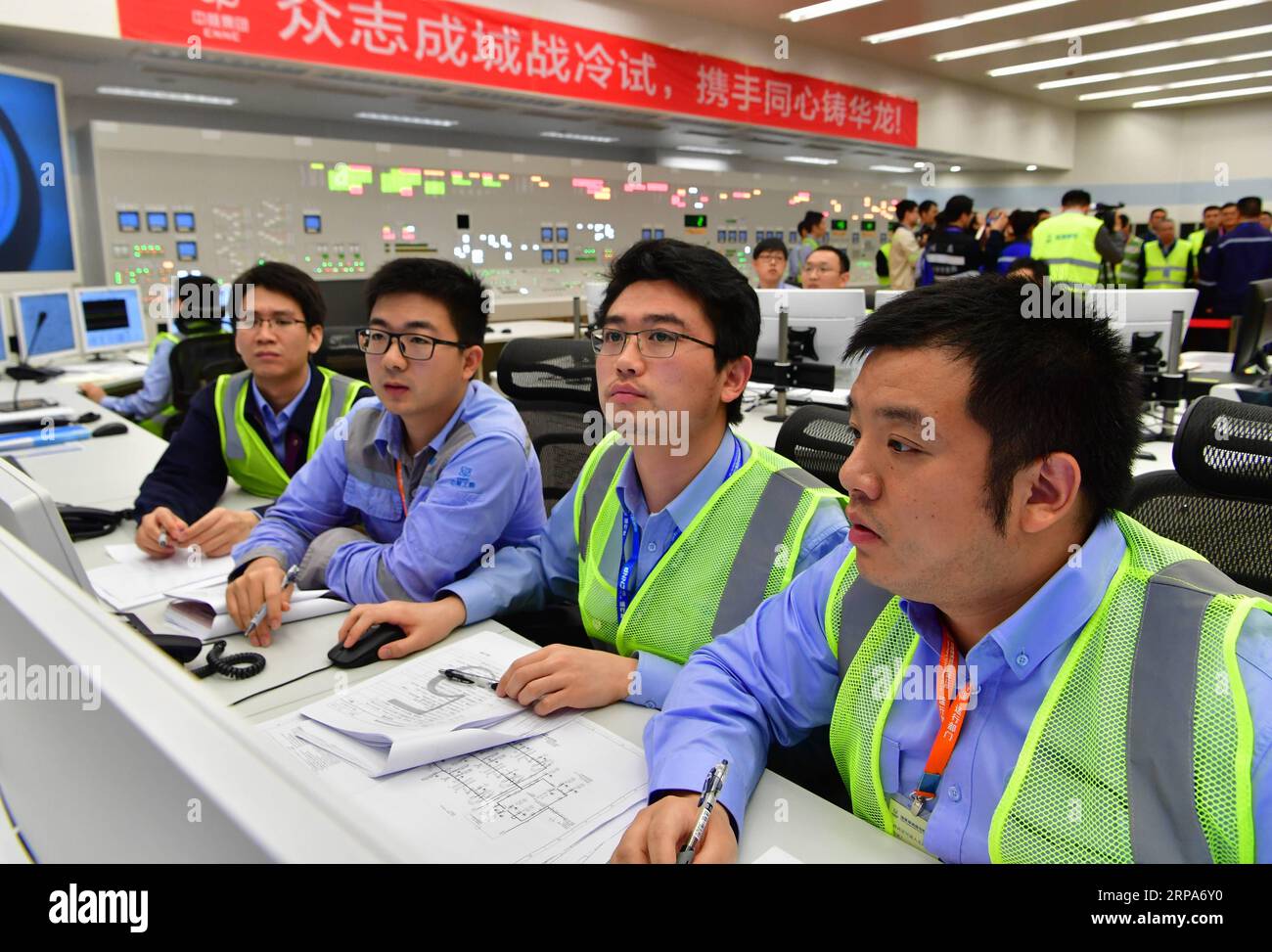 (190427) -- FUQING, April 27, 2019 (Xinhua) -- Technicians observe at ...