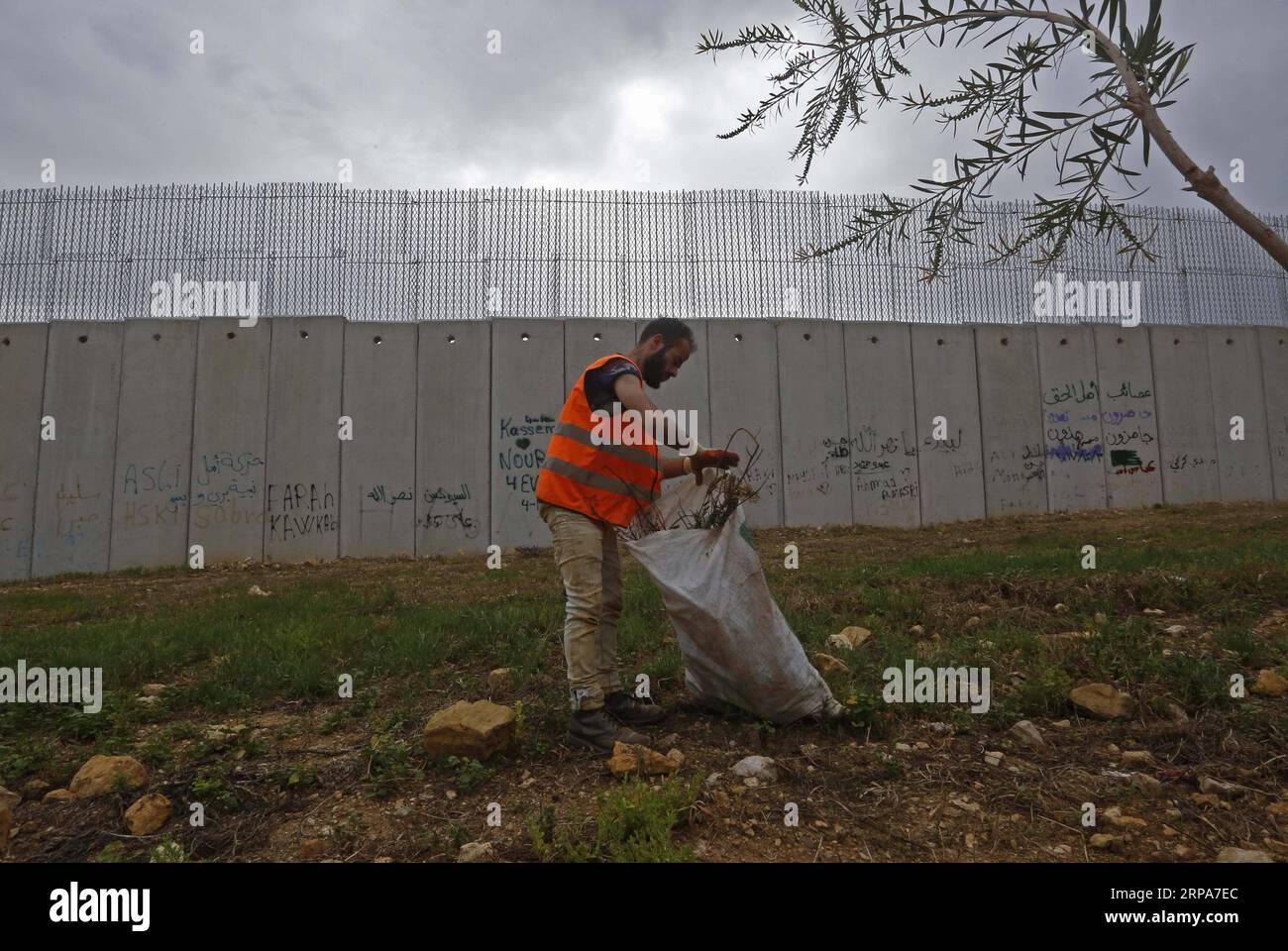 (190428) -- BEIRUT, April 28, 2019 -- A Lebanese worker is seen next to ...