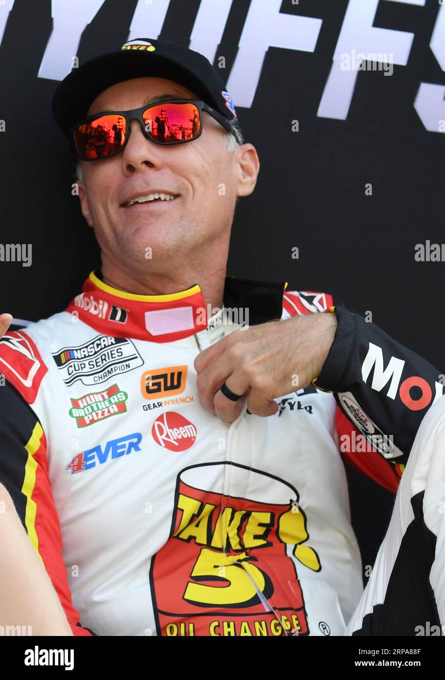 DARLINGTON, SC - SEPTEMBER 03: Kevin Harvick (#4 Stewart Haas Racing ...