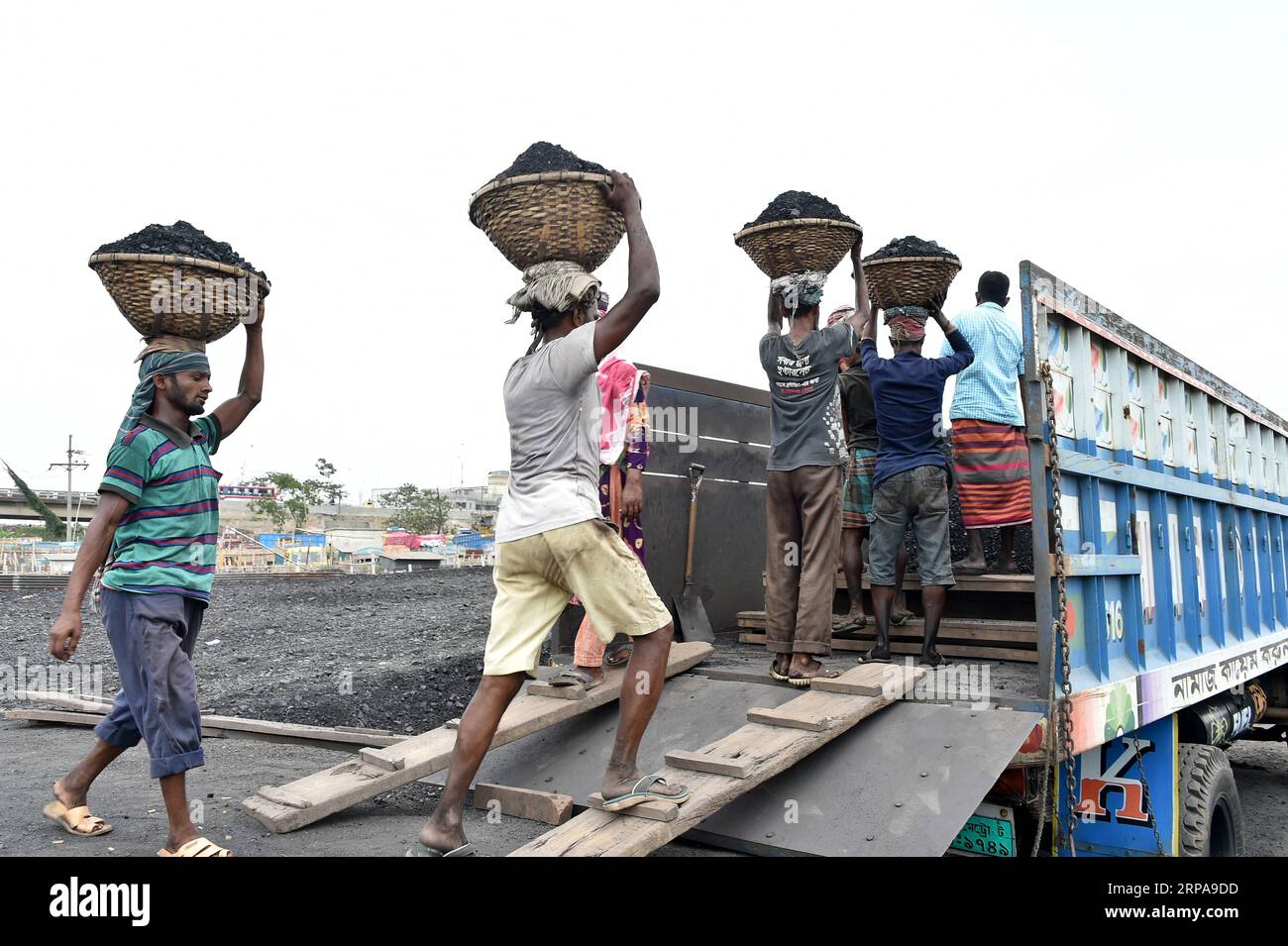 Dhaka workers hi-res stock photography and images - Alamy