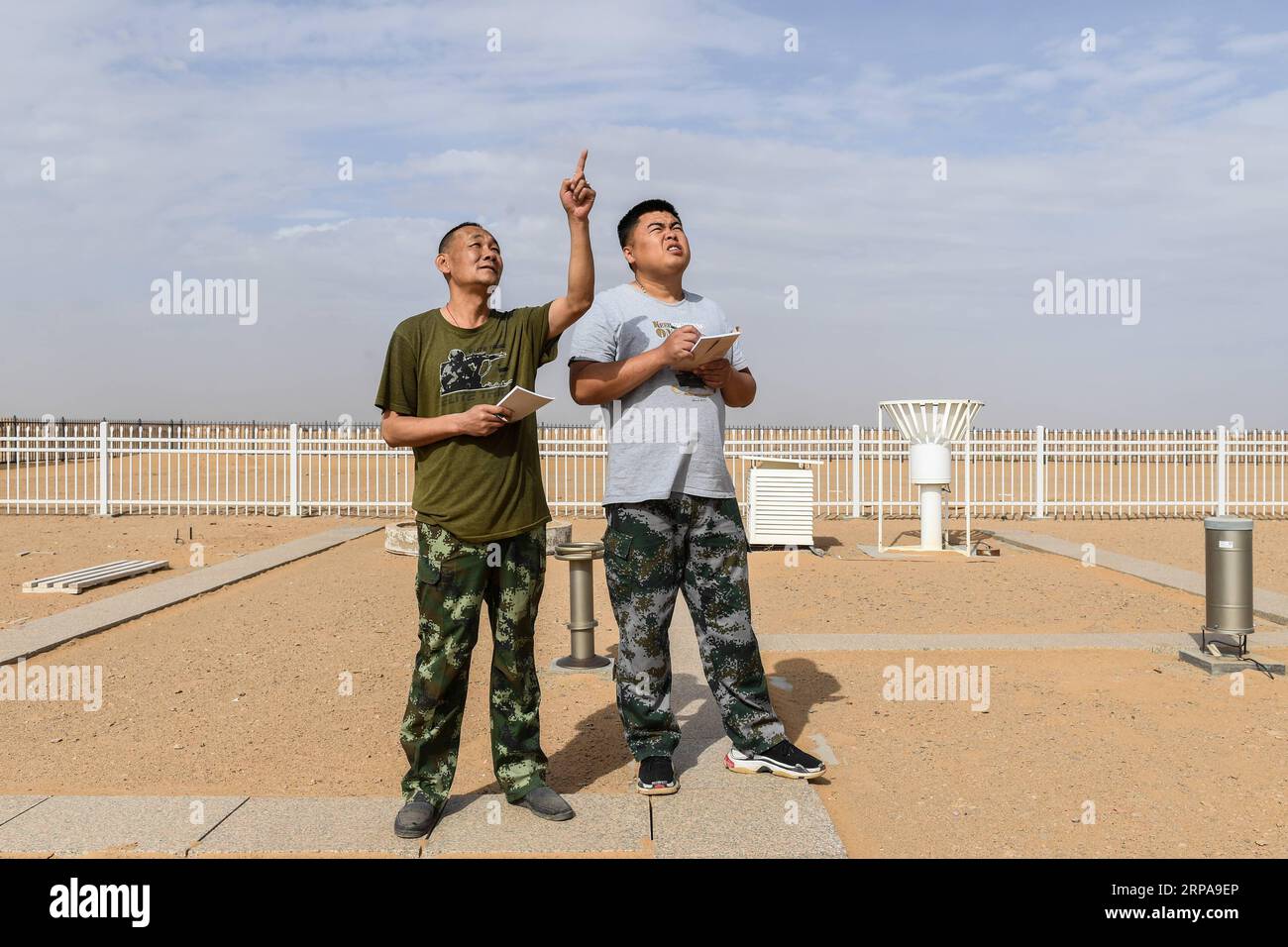 (190430) -- EJIN QI, April 30, 2019 (Xinhua) -- Xu Yanqiang (L) and a ...