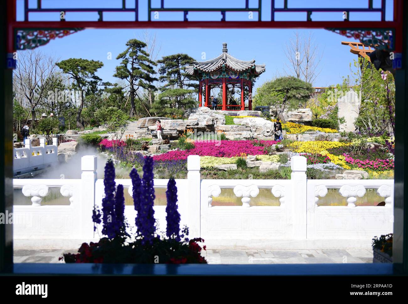 (190501) -- BEIJING, May 1, 2019 (Xinhua) -- Visitors are seen at the ...