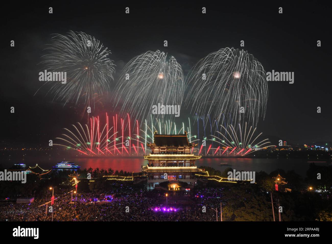 (190501) -- CHANGSHA, May 1, 2019 (Xinhua) -- Fireworks illuminate the ...