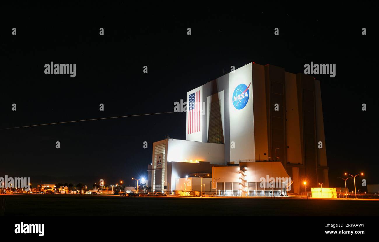 Crew dragon reentry hi-res stock photography and images - Alamy