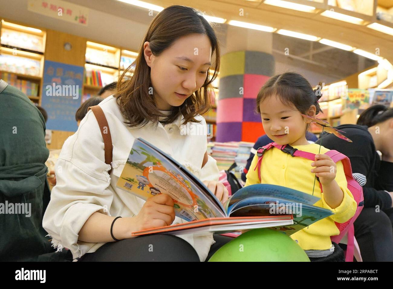 (190502) -- HEFEI, May 2, 2019 (Xinhua) -- A woman reads to a girl at a ...