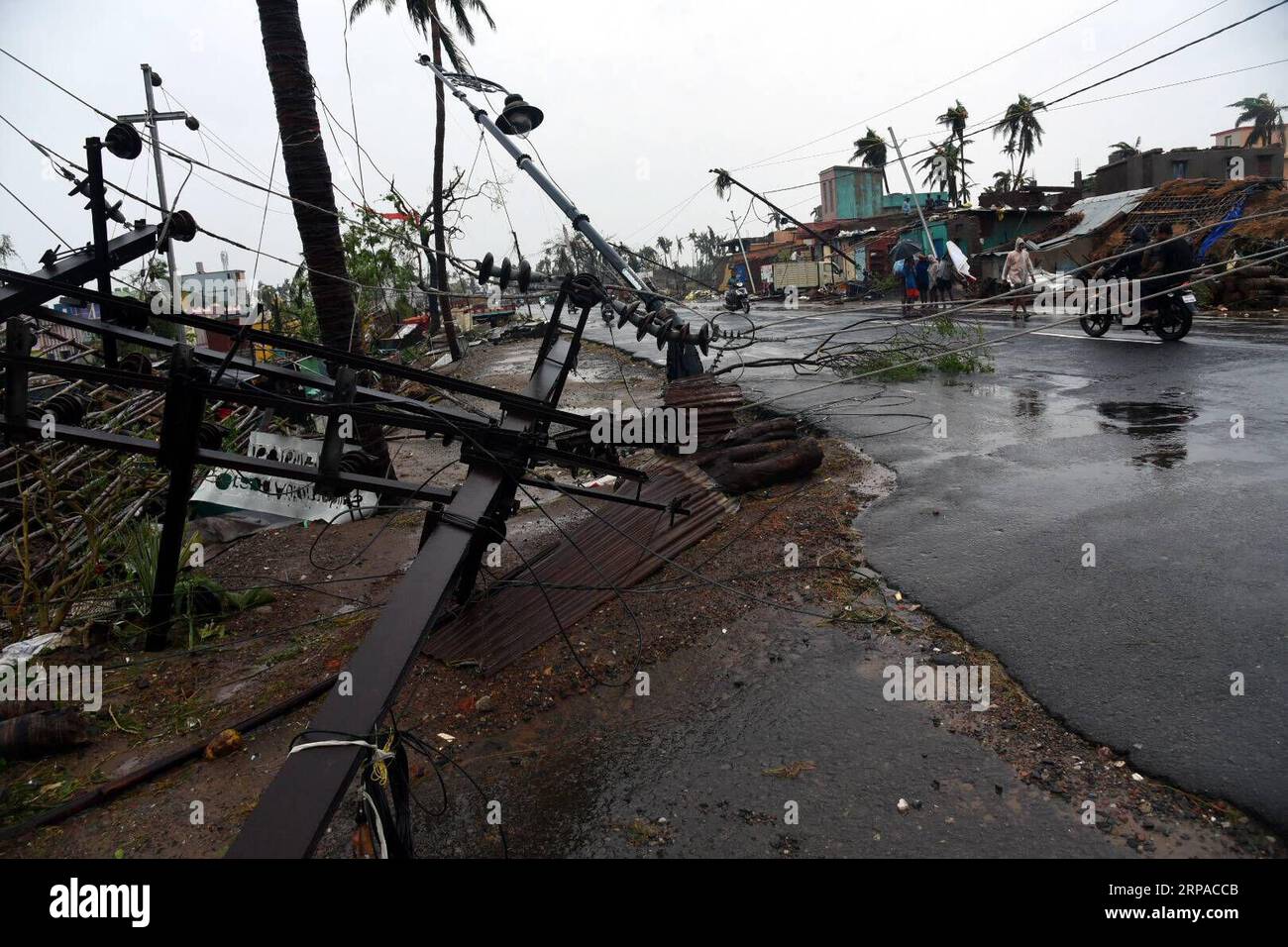 Indien, Zyklon Fani erreicht Küste bei Odisha (190503) -- NEW DELHI ...