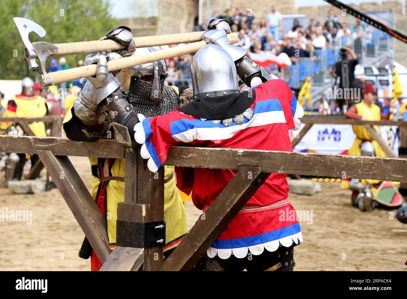 (190504) -- SMEDEREVO, May 4, 2019 (Xinhua) -- Competitors clash at the ...