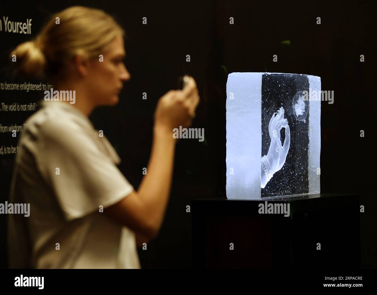 (190504) -- COSTA MESA, May 4, 2019 (Xinhua) -- A visitor takes photos ...