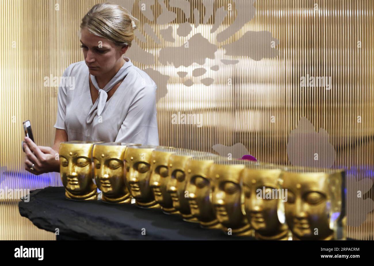 (190504) -- COSTA MESA, May 4, 2019 (Xinhua) -- A visitor takes photos ...