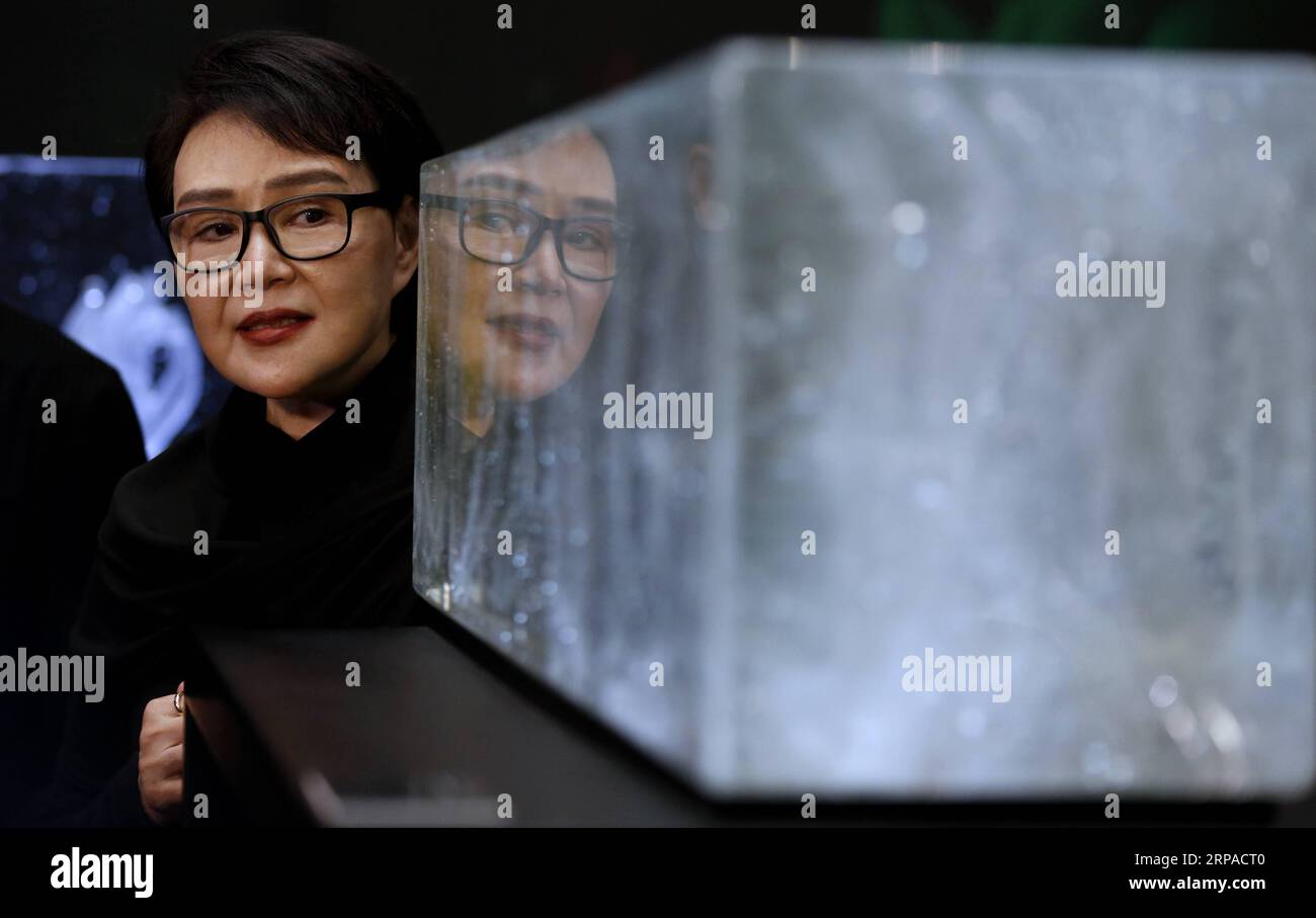 (190504) -- COSTA MESA, May 4, 2019 (Xinhua) -- Artist Loretta H. Yang ...