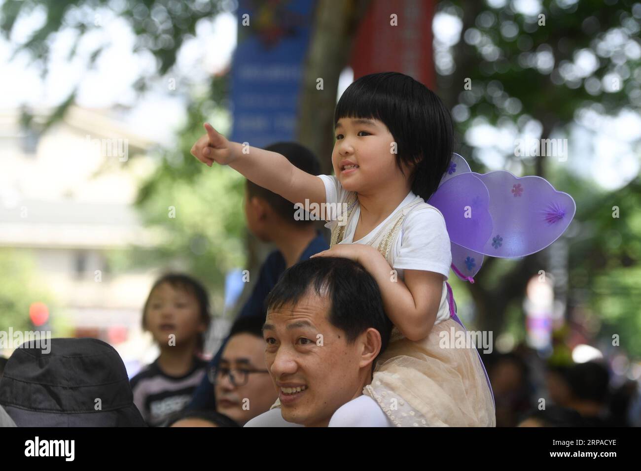 (190504) -- HANGZHOU, May 4, 2019 (Xinhua) -- People watch the cartoon ...