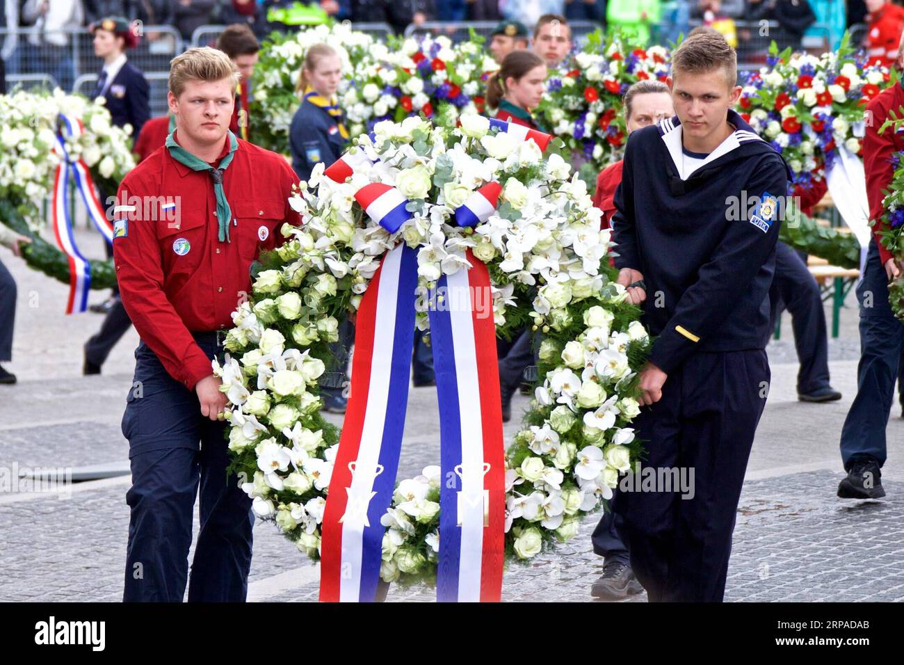 (190504) -- AMSTERDAM, May 4, 2019 -- People lay wreaths during the ...