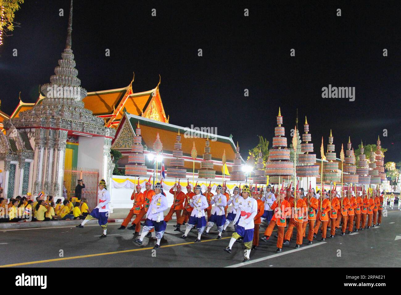 (190505) -- BANGKOK, May 5, 2019 (Xinhua) -- People in traditional ...