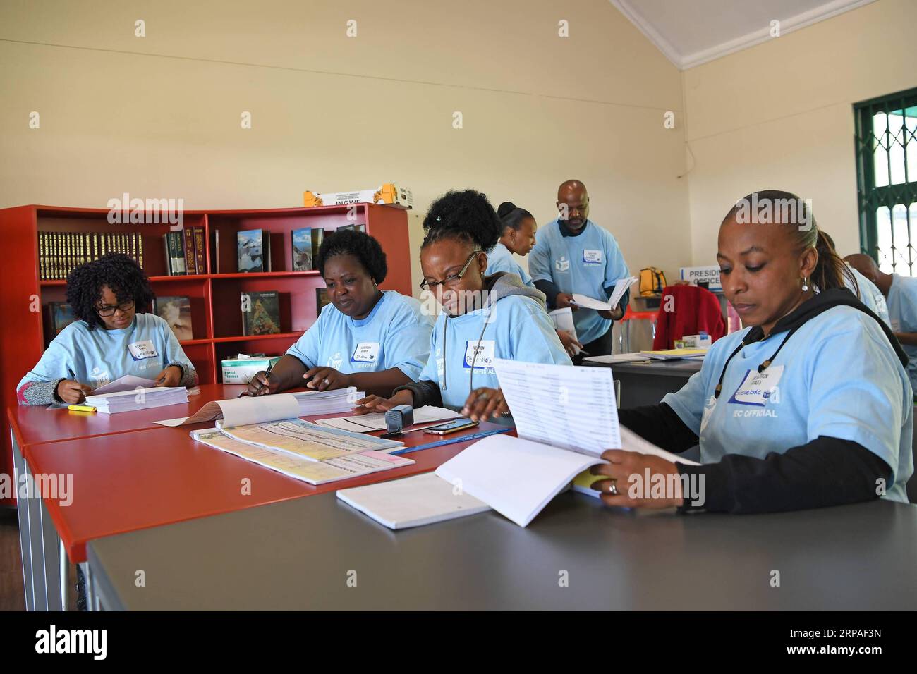 1994 south africa election hi-res stock photography and images - Alamy