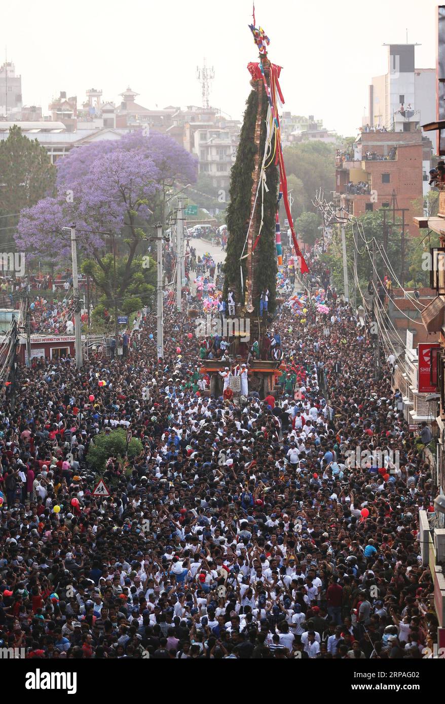 (190509) -- LALITPUR, May 9, 2019 -- Devotees pull the chariot of Rato ...