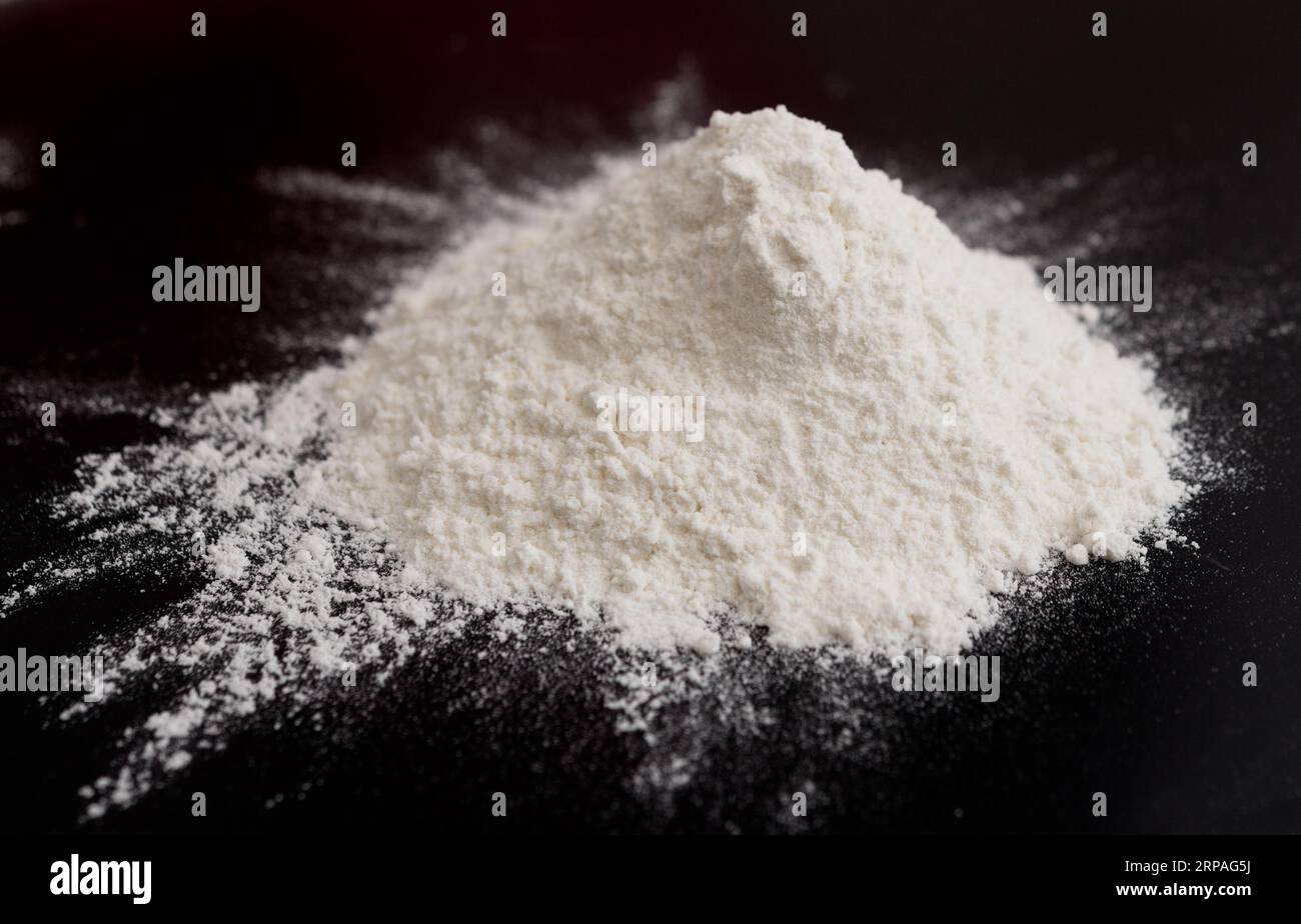 White powder on black background Stock Photo - Alamy