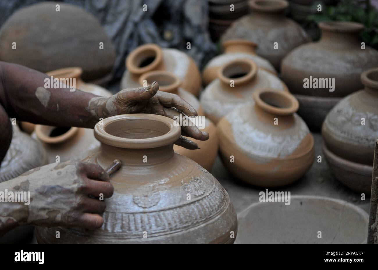 (190509) -- JAMMU, May 9, 2019 (Xinhua) -- A potter makes an earthen ...