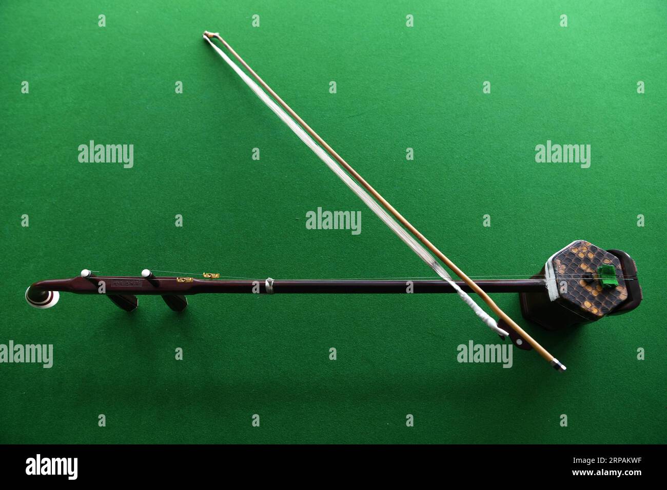 Ancient bowed violin hi-res stock photography and images - Alamy