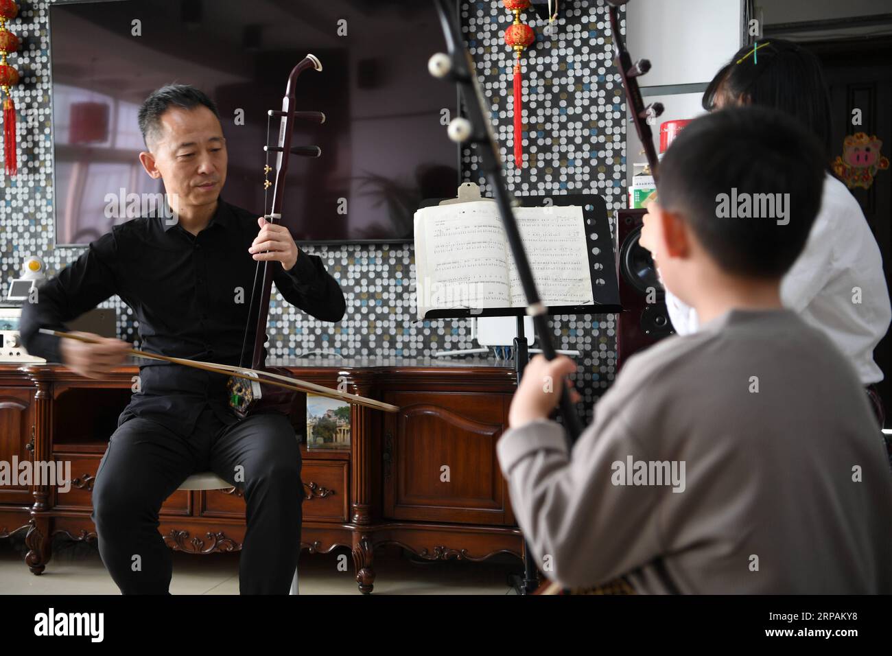Chinese two stringed fiddle hi-res stock photography and images - Alamy