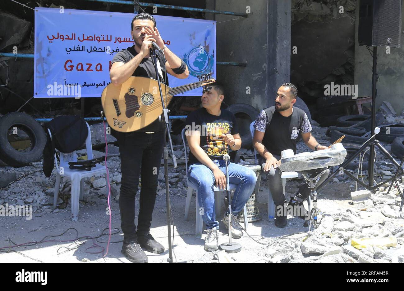 (190514) -- GAZA, May 14, 2019 -- A Palestinian singer performs on the ...