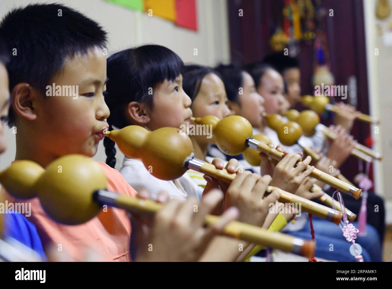 (190515) -- QUJING, May 15, 2019 (Xinhua) -- Students play the Hulusi ...