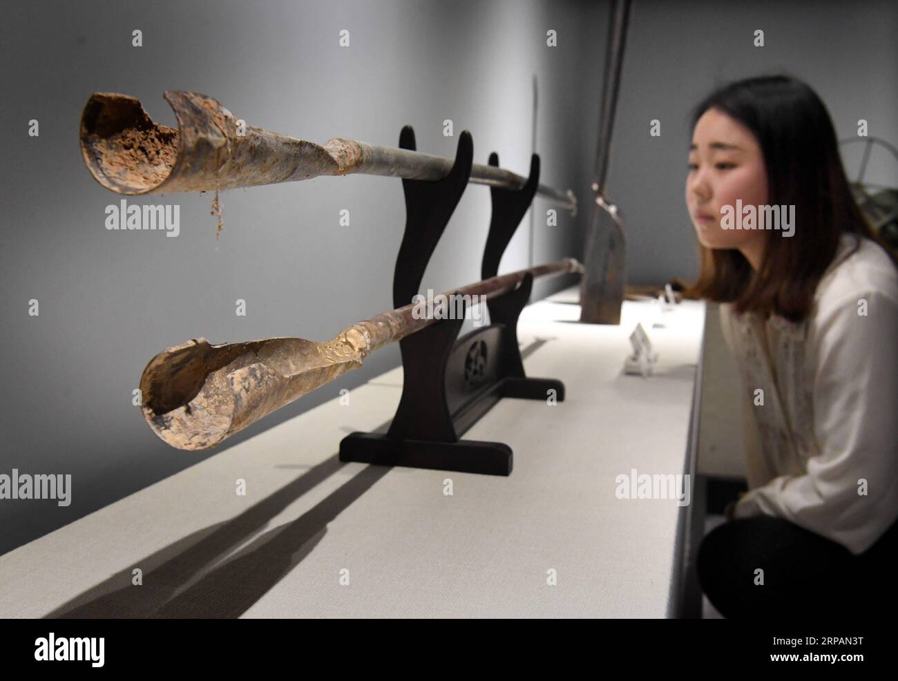 (190515) -- LUOYANG, May 15, 2019 (Xinhua) -- A visitor views Luoyang ...