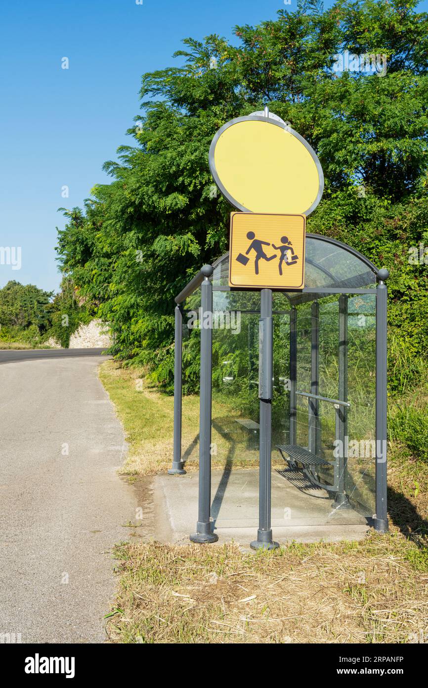 School bus on country hi-res stock photography and images - Alamy