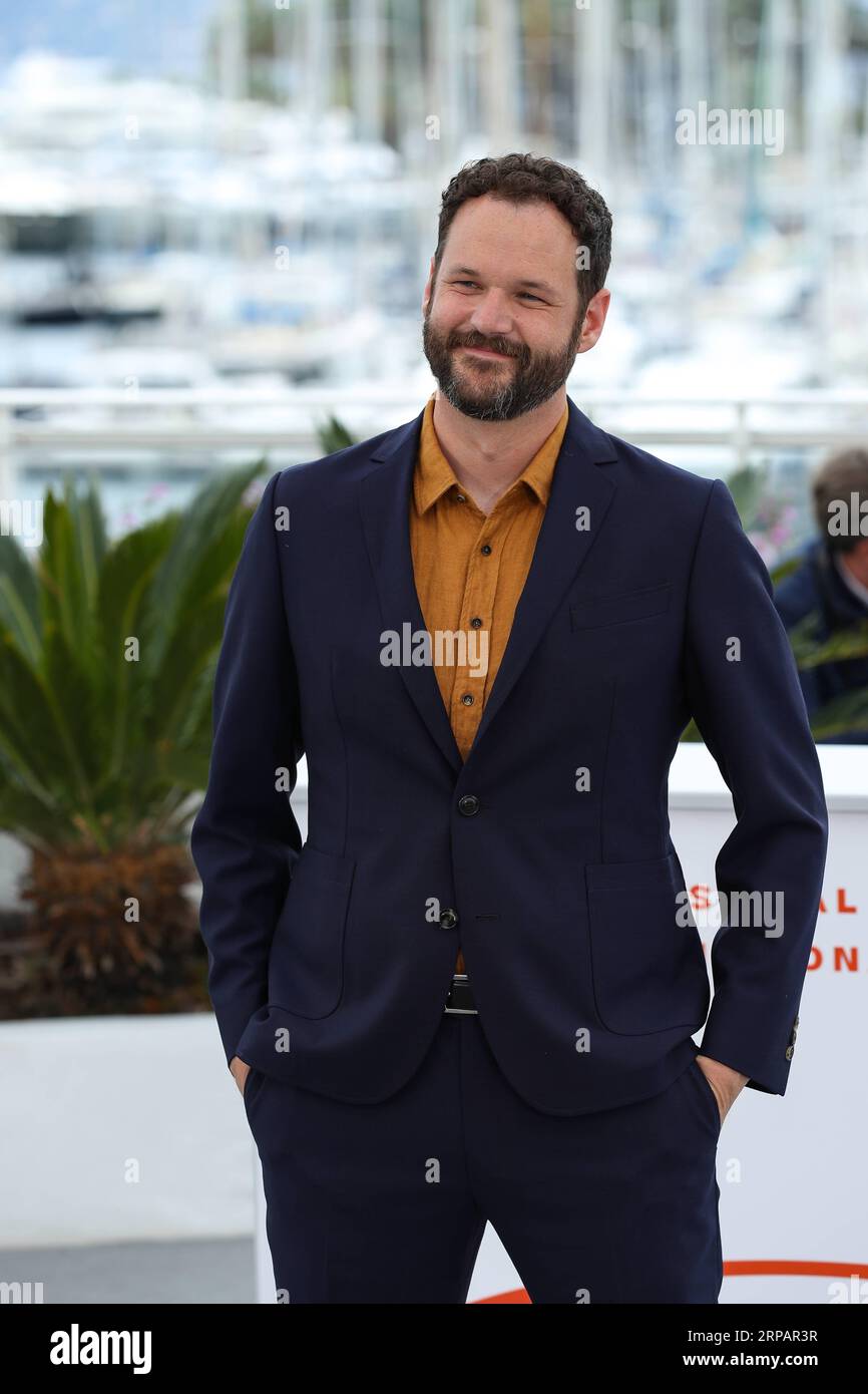 (190517) -- CANNES, May 17, 2019 (Xinhua) -- Actor Kyle Marvin poses ...