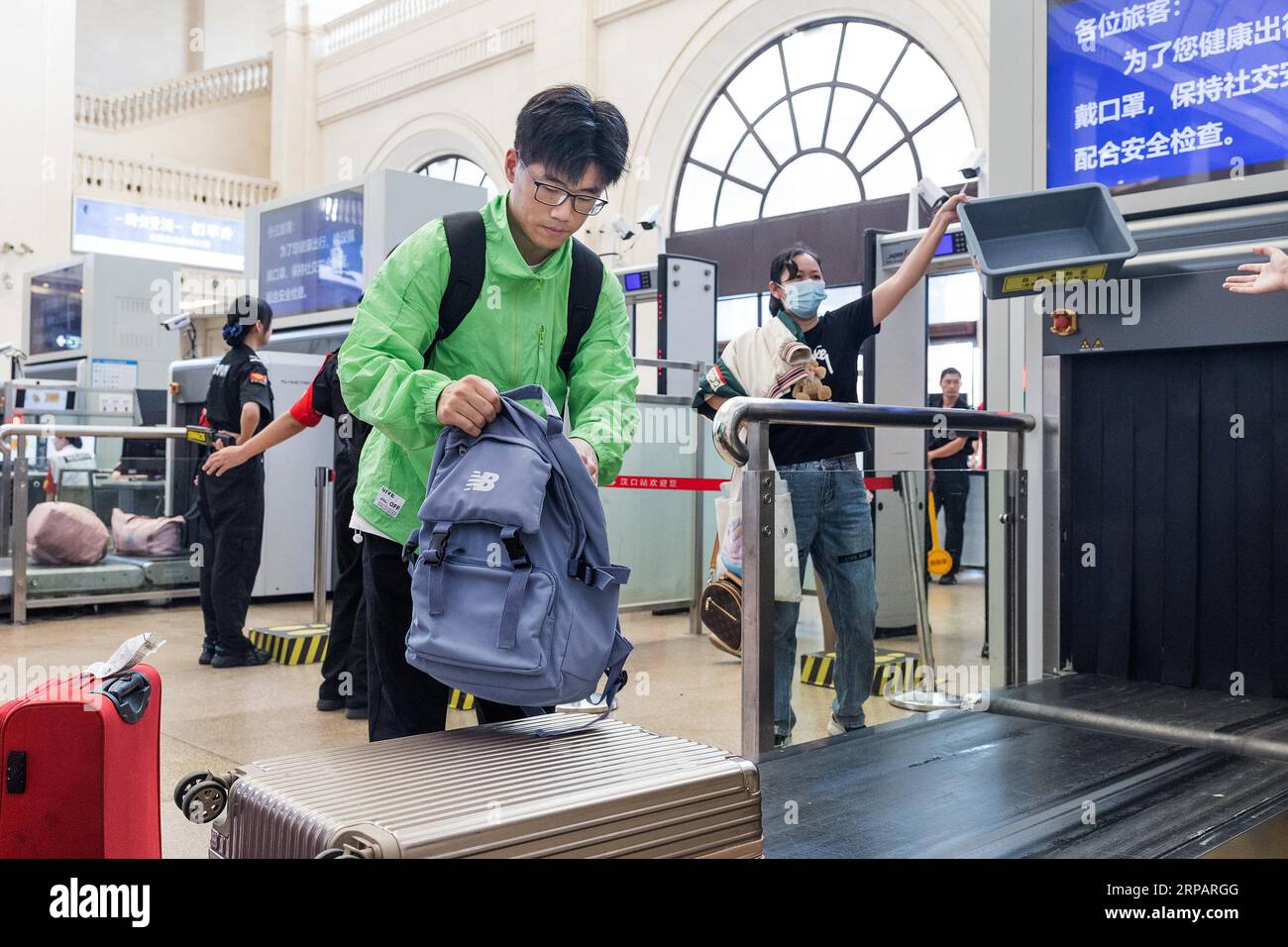 Hankou railway station embraces college students returning school ...