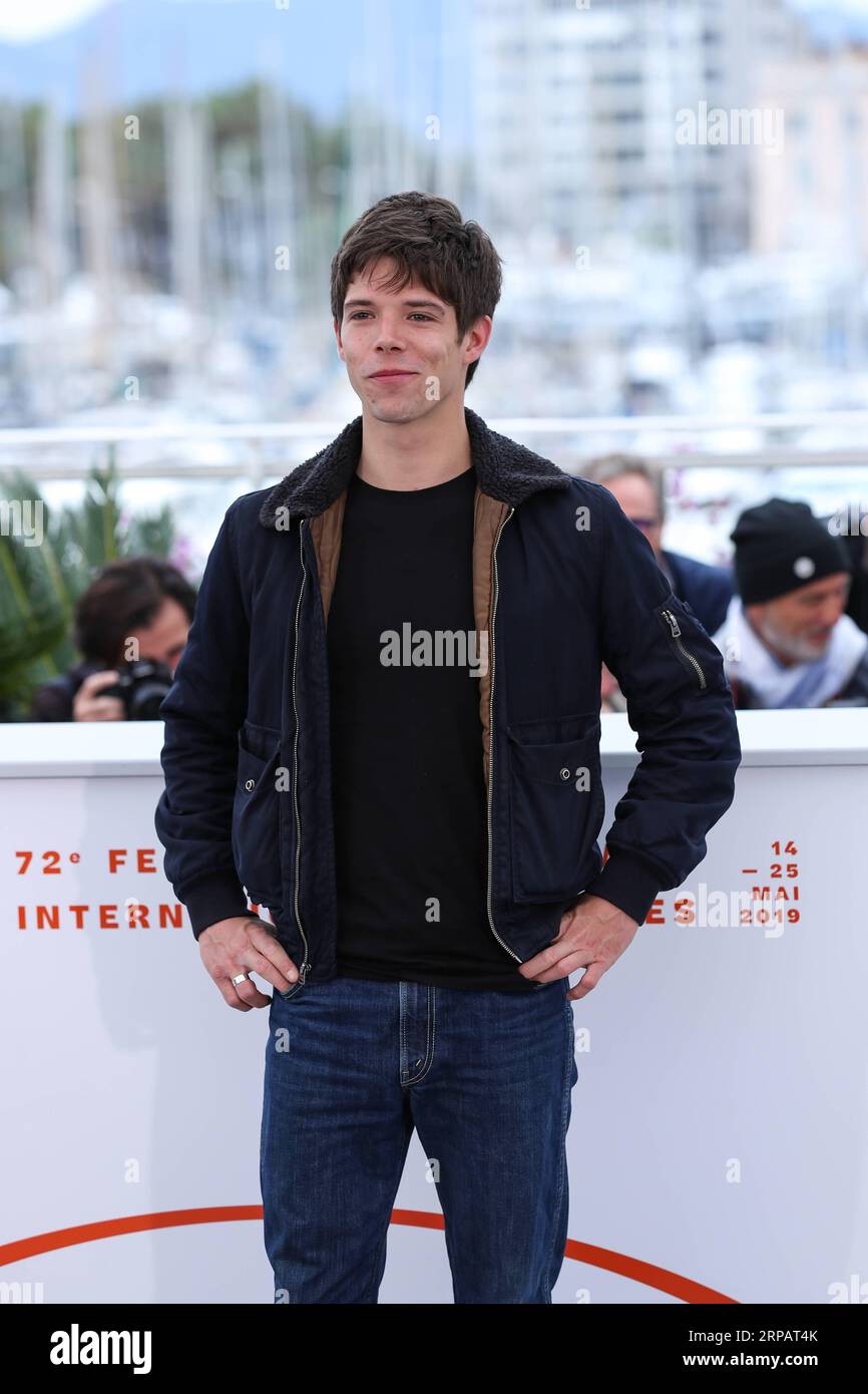 (190518) -- CANNES, May 18, 2019 (Xinhua) -- Actor Phenix Brossard ...