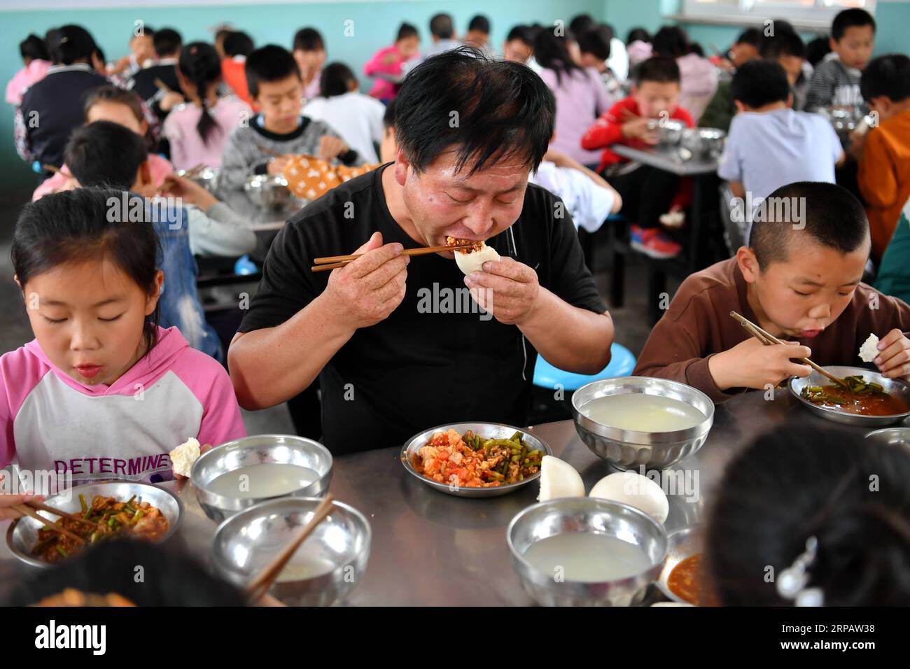 China school lunch hi-res stock photography and images - Alamy