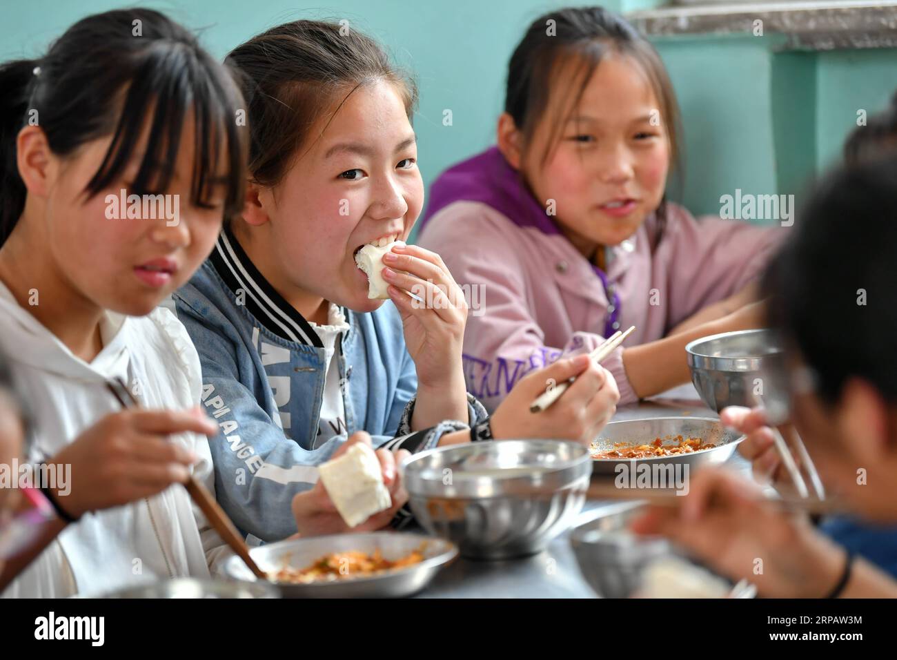 China school lunch hi-res stock photography and images - Alamy