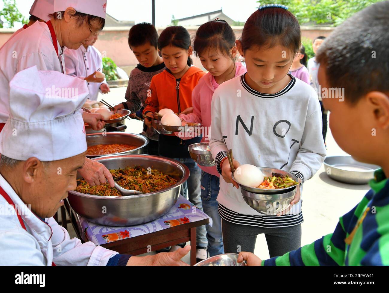 Primary school lunch queue hi-res stock photography and images - Alamy