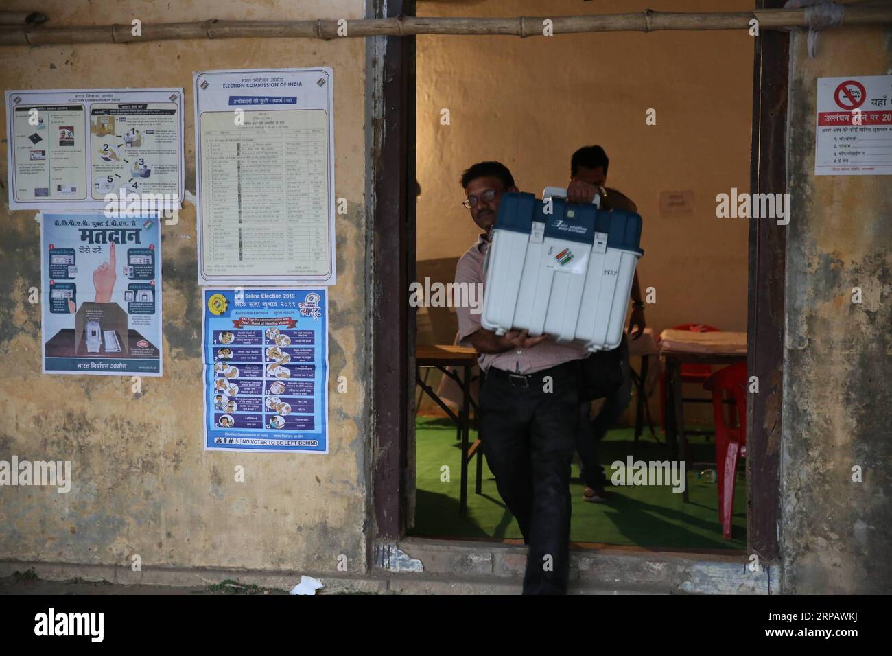Electronic voting machine india hi-res stock photography and images - Alamy