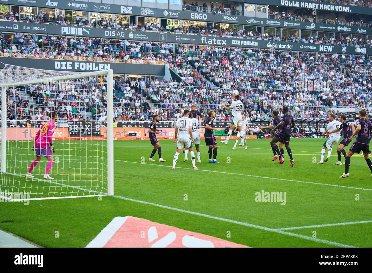 Maximilian Wöber, MG 39 im Kopfballduell , Kopfball mit , luftkampf ...