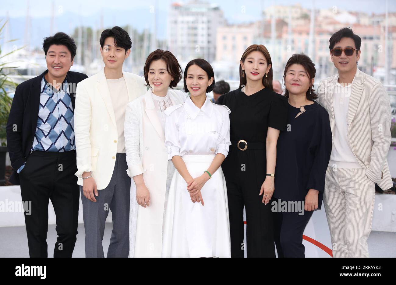 (190522) -- CANNES, May 22, 2019 (Xinhua) -- Cast members of Parasite ...