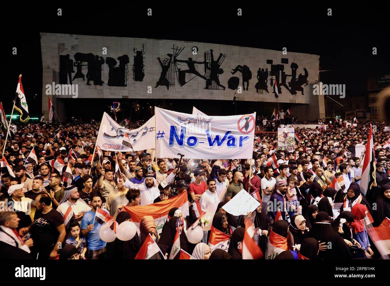 (190524) -- BAGHDAD, May 24, 2019 -- People hold anti-war banners and ...