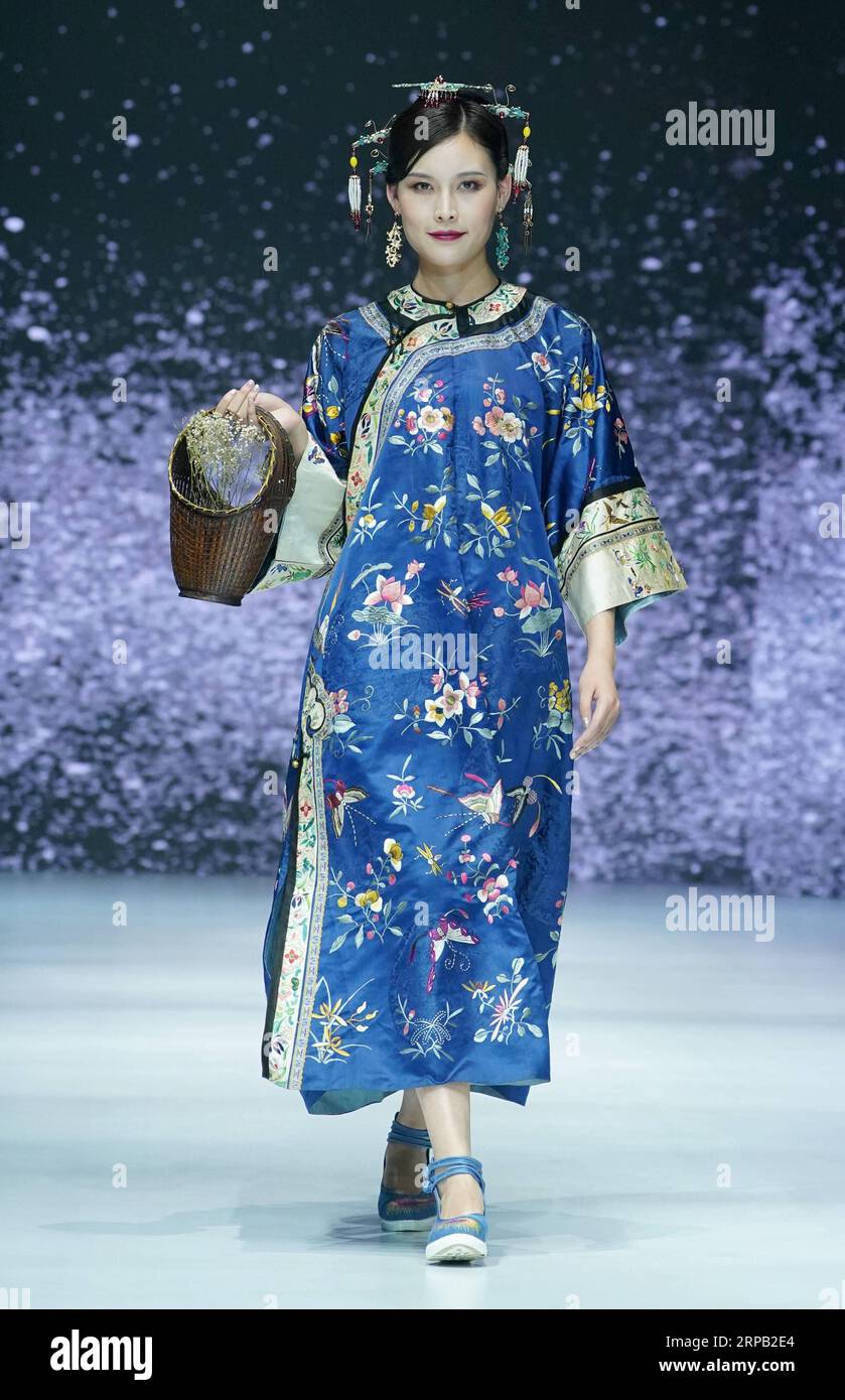 (190525) -- CHENGDU, May 25, 2019 (Xinhua) -- A model presents ...