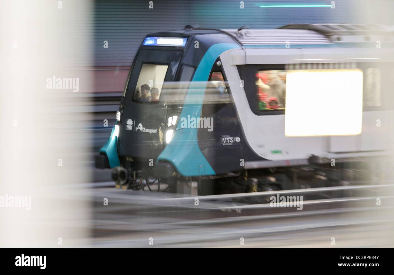 (190526) -- SYDNEY, May 26, 2019 -- Passengers take a driverless train ...