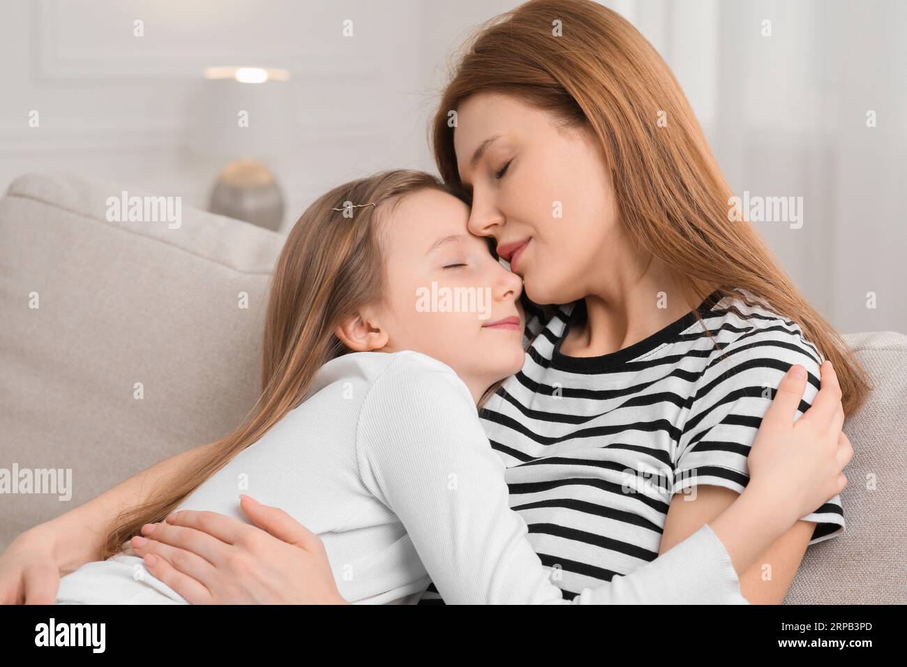 Hugging her cute hi-res stock photography and images - Alamy