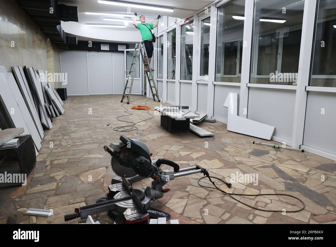 Non Exclusive: KHARKIV, UKRAINE - SEPTEMBER 01, 2023 - A classroom for ...